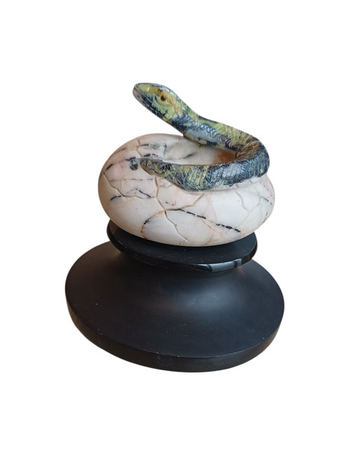 Serpentijn slang op stenen voet - Edelsteen beeldje - Stones & Bones